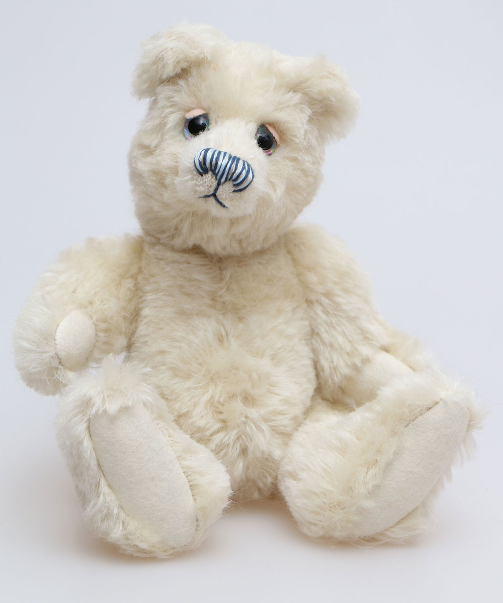 Izzy a sweet and cuddly, traditional teddy bear by Barbara Ann Bears